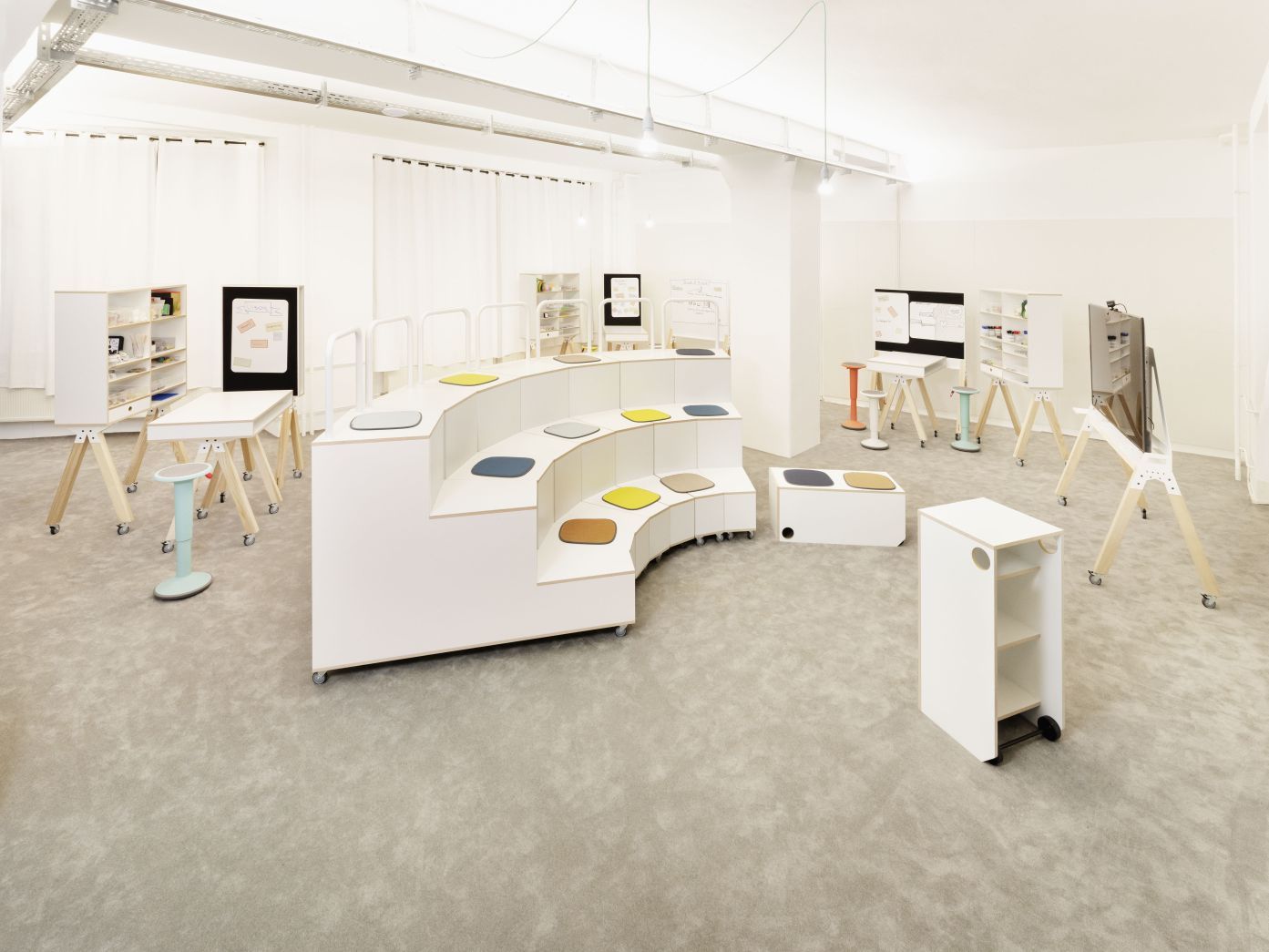 What if We Fly Taskboard B 240 cm Filzboard Large Medienwand Interstuhl | INTERSTUHL WT104